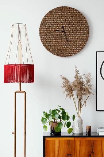 모의 포스터 프레임 나무 Commode 식물 매달려 장식 및 액세서리와 세련된 거실 인테리어 디자인의 창조적 인 구성 복고풍과