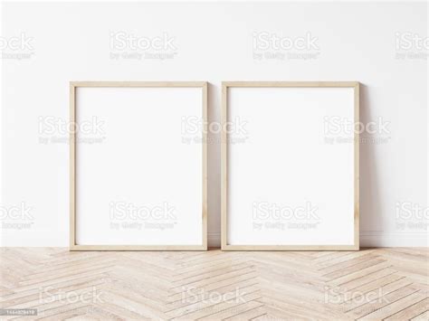 두 개의 수직 나무 프레임 모형입니다 나무 바닥에 두 개의 모의 포스터 2 프레임 3d 그림 0명에 대한 스톡 사진 및 기타 이미지 Istock