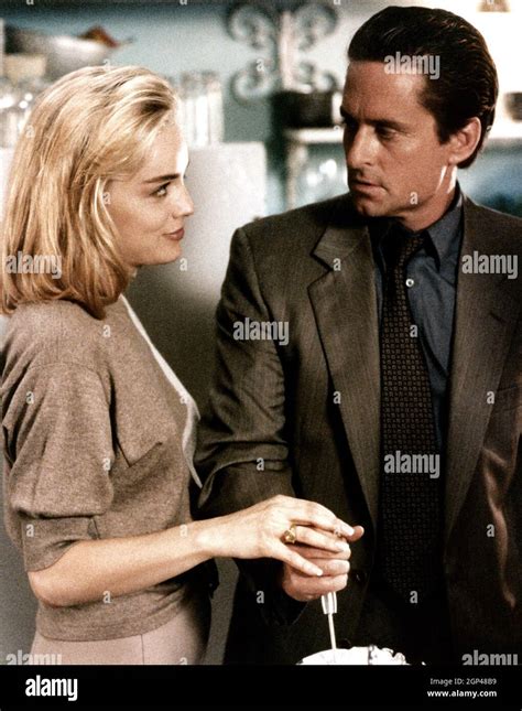 INSTINTO BÁSICO de izquierda a derecha Sharon Stone Michael Douglas