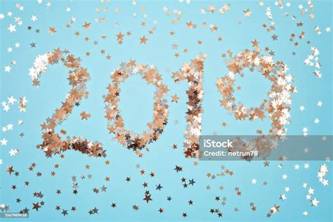 파란색 배경에 색종이와 샴페인 병의 크리에이 티브 사진 2019년에 대한 스톡 사진 및 기타 이미지 2019년 개념 공휴일 Istock