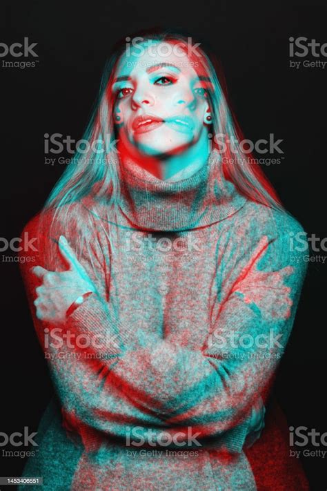 Rgb 색상 분할 효과의 아늑한 스웨터 스튜디오 초상화를 가진 아름다운 여자 3차원 형태에 대한 스톡 사진 및 기타 이미지 3차원 형태 고전 양식 관능 Istock