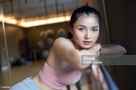 편안한 서 있는 한 여성이 체육관의 강철 레일에 손을 얹었습니다 강철에 대한 스톡 사진 및 기타 이미지 강철 개념 건강한 생활방식 Istock