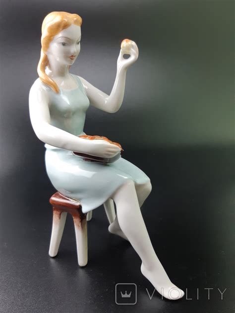 Фарфоровая статуэтка Девушка с фруктами Холлохаза Венгрия 113383481