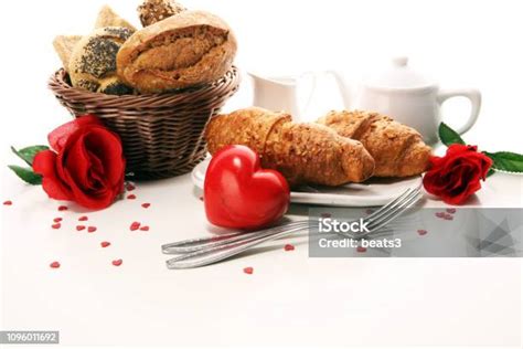 발렌타인 데이에 빵 빵 크루아상 커피와 주스 테이블에 아침 식사 0명에 대한 스톡 사진 및 기타 이미지 0명 건강한 식생활 고급 호텔 Istock