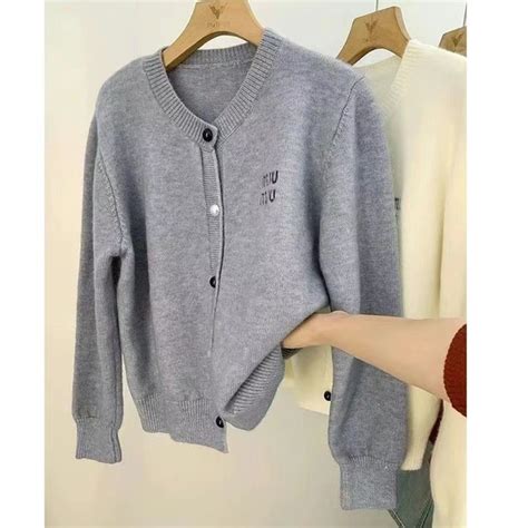 Свитер Женский Miu Miu серый Хлопок размер 48 Пряжка Вышивка облегающий Длинный Логотип Китай