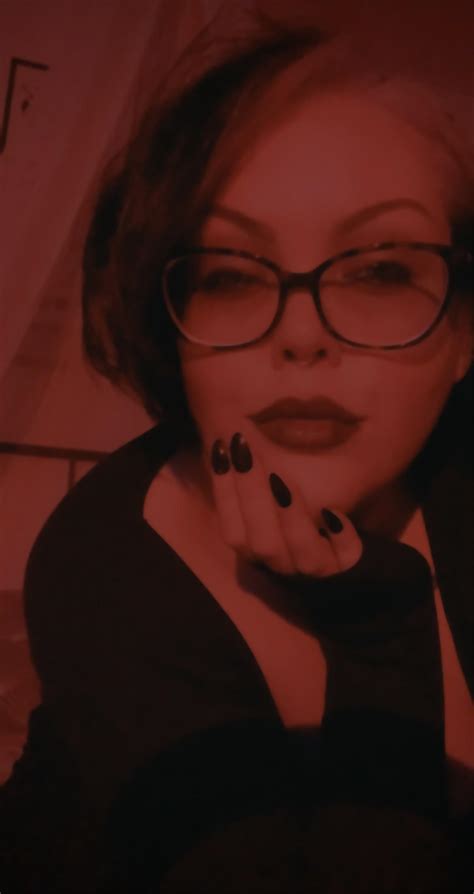 Its Getting Spooky R Girlswithglasses