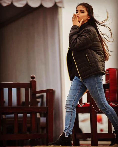 حلا الترك بالبنطلون الجينز المقطع مثيرة 10 صور الفن والجمال