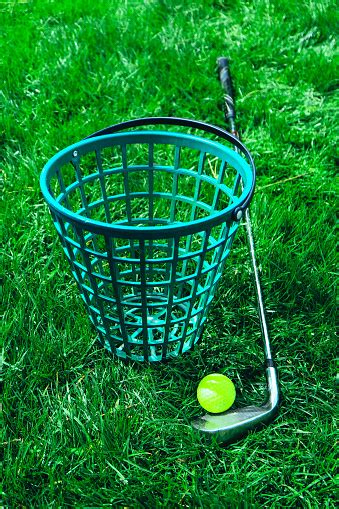 골프 장비 스틱 빈과 녹색 잔디 배경에 공을의 집합 럭셔리 스포츠 게임 라이프 스타일 개념을 재생 합니다 0명에 대한 스톡 사진 및 기타 이미지 Istock