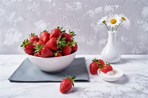 흰색 세라믹 그릇에 붉은 유기농 딸기 회색 대리석 배경에 꽃병에 크림과 카모마일 꽃 복사 공간 건강한 식품 개념 정물 건강한 식생활에 대한 스톡 사진 및 기타 이미지