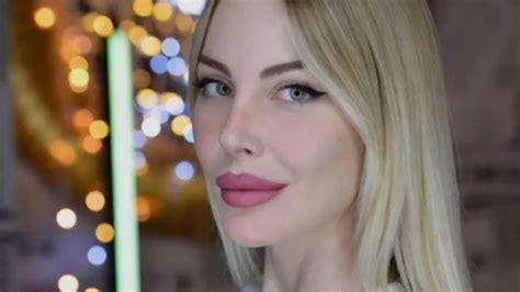 Hande Sarıoğlu Sosyal Medya Hesabından Cesur Pozlarını Paylaşıyor