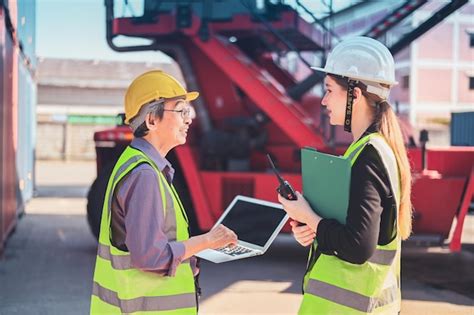 Premium Photo Containers Worker Export Export Management Team Is Inspecting The Containers To