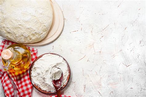 준비 피자 반죽 복사 공간이있는 올리브 오일 흰 밀가루로 만든 효모 반죽 수제 빵 나무 상자에 대한 스톡 사진 및 기타 이미지 나무 상자 독일 밀가루 Istock