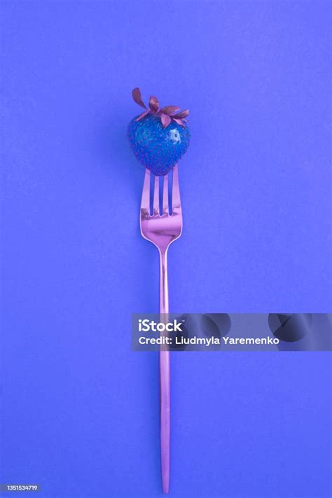 파란색 배경중앙의 포크에 파란색 딸기 1개 맨 위 보기입니다 요리하기 음식 준비에 대한 스톡 사진 및 기타 이미지 요리하기