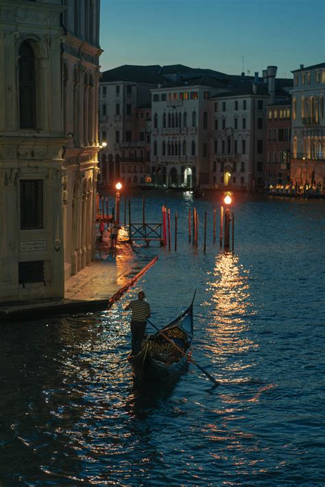 Rialto Bridge 강 강가 거리 건물 건축 경치가 좋은 고요한 곤돌라 곤돌라 사공 관광 구시가지