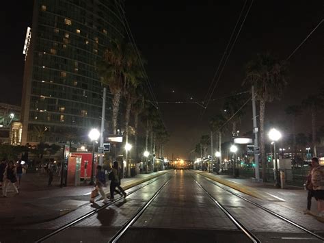 무료 이미지 보행자 빛 도로 교통 거리 밤 시티 도시 풍경 도심 저녁 어둠 가로등 레인 조명 하부