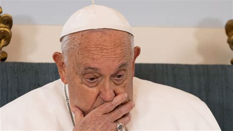 Лек инцидент с папа Франциск преди началото на съботната му аудиенция във Ватикана Новини бг