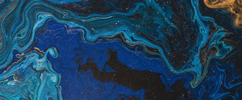 도금과 파란색 색조의 형광 유체 예술 배경 액체 잉크의 흐르는 파 효과 황금 먼지와 어두운 팬텀 블루 아크릴 페인트의 추상적 인 질감 초현실적 인 색상 믹스 골드 온 블루