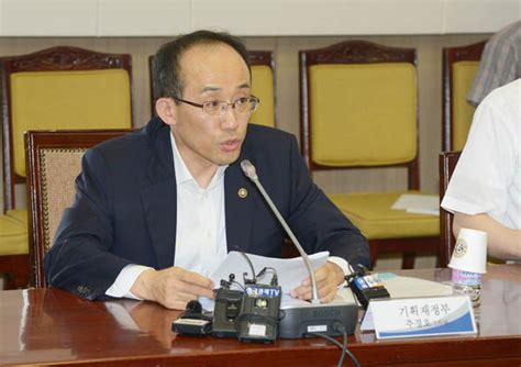 고용률 70 로드맵 당부하는 추경호 차관 아주경제