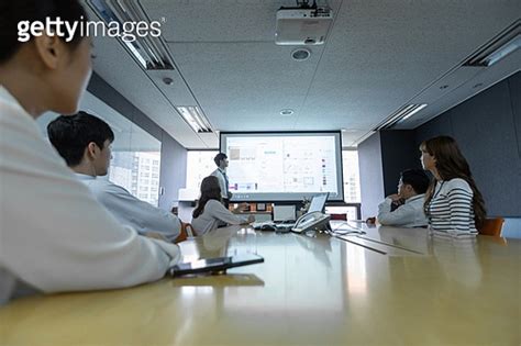 비즈니스 비즈니스미팅 미팅 회의실 회의탁자 테이블 프리젠테이션 연설 사업관계 비즈니스 이미지 Jv11937518 게티이미지뱅크