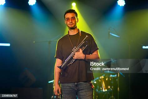 화려한 조명 아래 무대에서 라이브로 공연하는 트럼펫 연주자 20 29세에 대한 스톡 사진 및 기타 이미지 20 29세 25 29세 Classical Concert