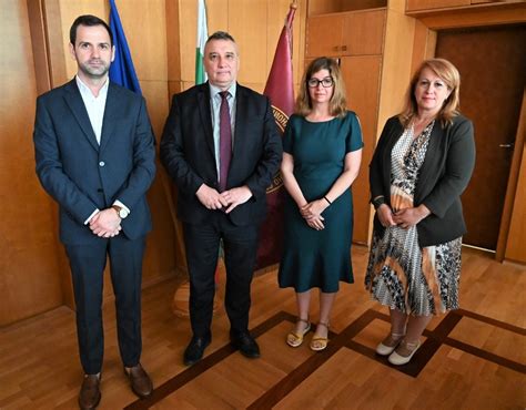 УНСС Ректорът и председателите на трите синдикални организации в университета подписаха новия