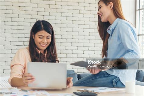 행복 두 여성은 사무실 책상에서 자신감 팀 회의 함께 일 컴퓨터 노트북 스타트업 회사와 협력하는 팀 비즈니스 파트너 미소 짓는