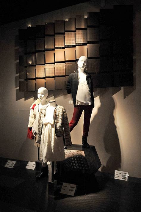 Zara Window Displays Autumn 2012 Budapest Retail Design Blog Window Display Window Display