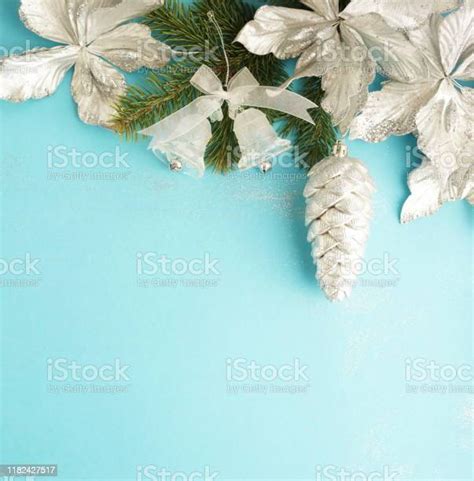 크리스마스 배경입니다 텍스트에 대한 빈 복사 공간이 파란색 배경에 Xmas 또는 새해 화이트 실버 색상 장식 엽서 또는 초대를위한 휴일 개념입니다 맨 위 보기 0명에 대한