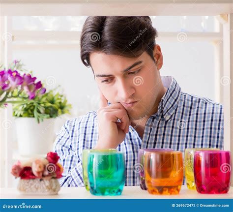 Joven Y Guapo Hombre Comprando En Tienda Foto De Archivo Imagen De Estantes Flor 269672472