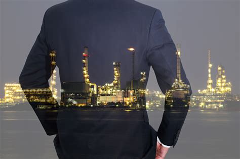 비즈니스 사람의 다시 이중 노출 앞과 석유 정제 산업 에너지와 기술 개념으로 밤에 공장 개념에 대한 스톡 사진 및 기타 이미지 개념 경관 고객 Istock