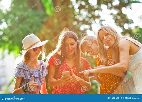 Giovani Donne E Ragazze Che Guardano Gli Smartphone Fotografia Stock