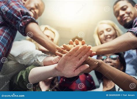 Nous Sommes Unis Un Groupe De Gens Qui Se Mettent La Main Image Stock