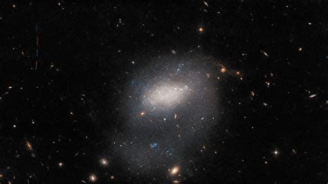 นักดาราศาสตร์เผยภาพจากกล้องฮับเบิลอาจเป็นกาแล็กซีในช่วงเริ่มแรกของจักรวาล