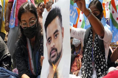 पीड़ित महिलाओं के सिर पर आफतरेवन्ना सेक्स स्कैंडल केस में महिलाएं