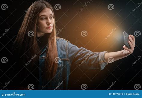 Sch Nes Junges M Dchen Das Selfie Fotografie Unter Verwendung Ihres