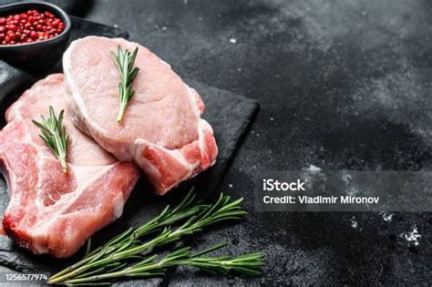 생 돼지 고기 허리 스테이크 유기농 육류 검은 색 배경 맨 위 보기입니다 공간을 복사합니다 건강한 식생활에 대한 스톡 사진 및 기타 이미지 Istock