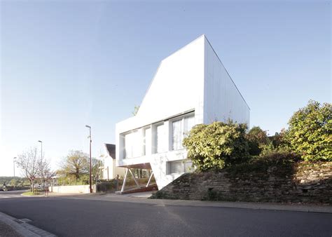 Retrofitted Shipping Containers Form Angular Flying Box House