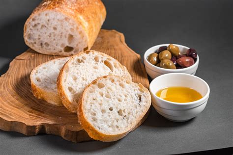 테이블 위에 올리브와 올리브 오일을 곁들인 전통 이탈리아 시아바타 크래프트 빵과 건강한 식품 컨셉 0명에 대한 스톡 사진 및 기타 이미지 Istock