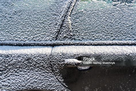 얼어붙은 비 후 얼음과 고드름으로 덮인 자동차 얼음으로 덮인 자동차 창문이 닫힙스입니다 나쁜 겨울 날씨 얼음 폭풍겨울 서리가 내린 장면 가리기에 대한 스톡 사진 및 기타