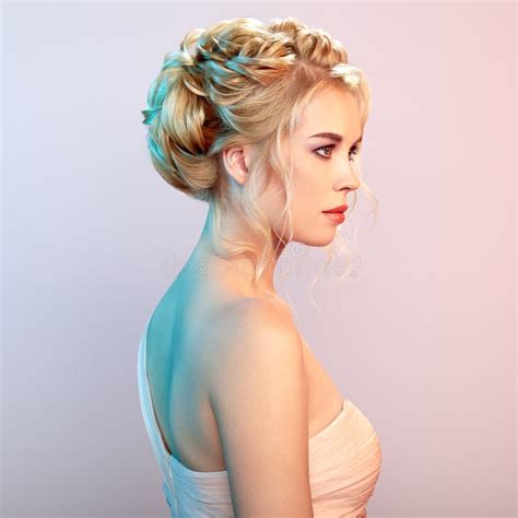 Белокурая девушка с длинным и сияющим вьющиеся волосы Стоковое Изображение изображение