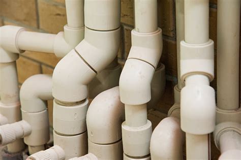 구리 밸브 스테인리스 볼 밸브 물 감지기 및 중앙 난방 시스템 및 아파트에 수 관의 플라스틱 파이프 가정 난방에 대한 스톡 사진 및 기타 이미지 Istock