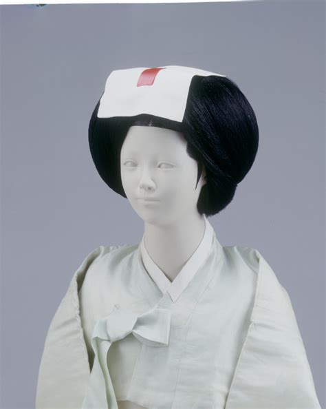 머리를 땋아 위로 둥글게 두른 머리 얹은머리