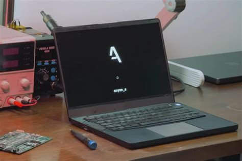 دانش‌آموز دبیرستانی در ۶ ماه یک لپ‌تاپ بسیار جذاب با شارژدهی ۷ ساعته