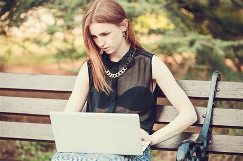 태블릿 노트북 노트북 야외에서 책을 읽고 웃으며 어린 여성 노트북에 대한 스톡 사진 및 기타 이미지 노트북 녹색 누워있기 Istock