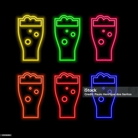 머그컵과 유리잔에 네온 맥주 세트 거품과 하얀 거품이 있는 상쾌한 음료가 담긴 빛나는 노란색 컵 다채로운 벡터 디자인에 대 한 전기 맥주 펍 엠블럼 0명에 대한 스톡 벡터