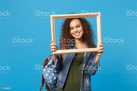 데님 옷 배낭 홀드 프레임 파란색 벽 배경 스튜디오 초상화에 고립에서 젊은 아프리카계 미국인 소녀 십 대 학생 고등학교 대학 대학 개념에서 교육 복사 공간을 모의 가방에