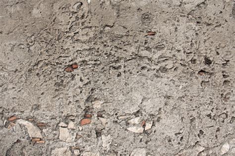 벽돌 벽입니다 오래 된 벗 겨 지기 쉬운 흰색 페인트 지저분한 갈라진된 벽을 벗 균열 긁힌 자국 오래 된 페인트 박 리 및 배경에 석고 벽 시멘트의 금이 빈티지 한 오래 된