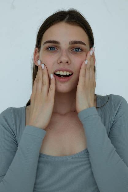 Linda Chica Joven Con Pelo Largo Estudio Posando Foto Premium