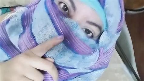Real Arabian In Hijab Niqab Gone Wild And Masturbates Her Squirting