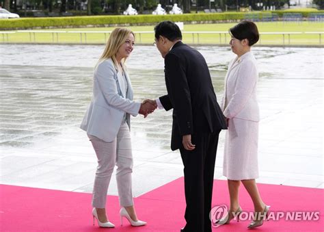 히로시마 평화기념공원서 멜로니 환대하는 기시다 부부 연합뉴스